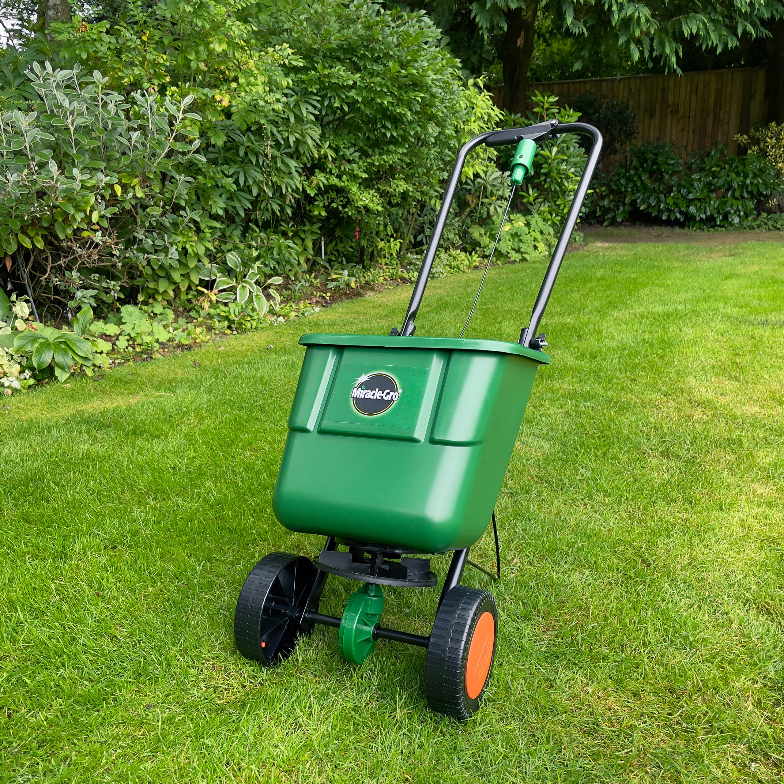 Miracle-Gro Rotary Spreader – Ample